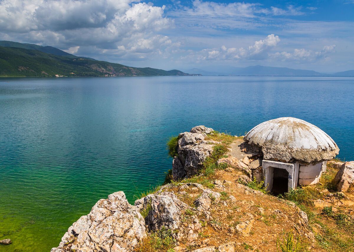 Media britanike "Express": Bunkerët e braktisur të Shqipërisë, një ...